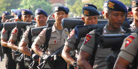 Polisi bersenjata jaga lokasi kerusuhan di Batam | merdeka.com