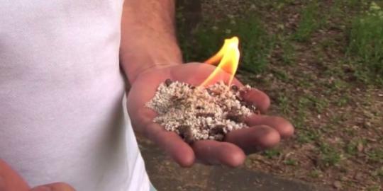 Ini cara menyalakan api dari bongkahan es | merdeka.com