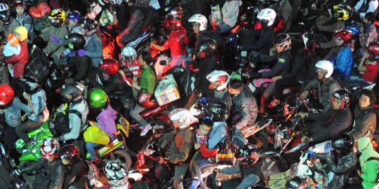 Ribuan motor banjiri jalur Puncak | merdeka.com Ribuan motor banjiri jalur Puncak | merdeka.com