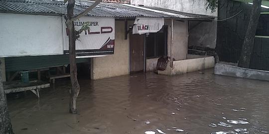 Luapan Kali Pesanggrahan banjiri permukiman di Pos Pengumben | merdeka.com