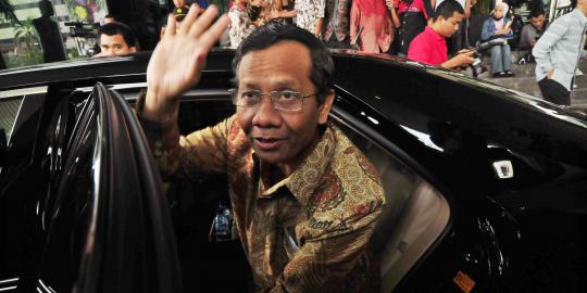 Mahfud tuntaskan masa tugas sampai April 2013 | merdeka.com Mahfud tuntaskan masa tugas sampai April 2013 | merdeka.com