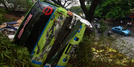 Sopir mengantuk, truk tabrak pejalan kaki | merdeka.com Sopir mengantuk, truk tabrak pejalan kaki | merdeka.com