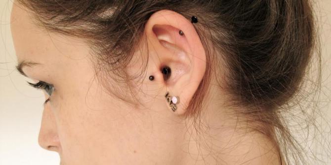 Mau coba tindik tragus telinga? | merdeka.com