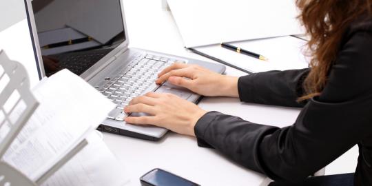 Tips mudah merapikan meja kerja | merdeka.com