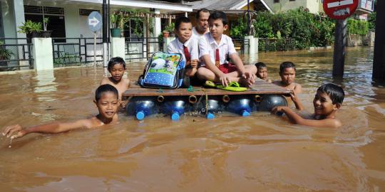 Tanggul jebol, 150 rumah di Pasar Rebo terendam banjir | merdeka.com