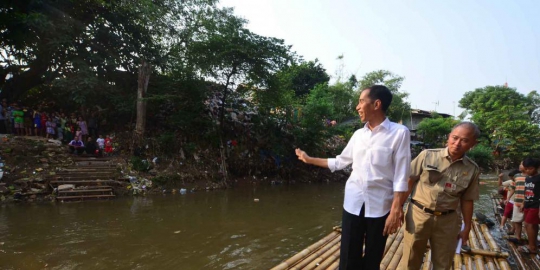 Aksi Jokowi dari masuk gorong-gorong sampai naik rakit | merdeka.com