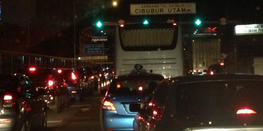 Pembangunan underpass Cibubur amblas, Tol Jagorawi macet | merdeka.com