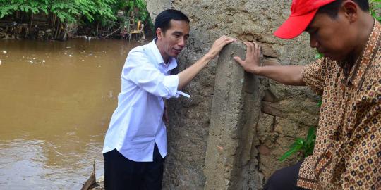 Blusukan ke Kampung Muara, Jokowi periksa saluran air | merdeka.com Blusukan ke Kampung Muara, Jokowi periksa saluran air | merdeka.com