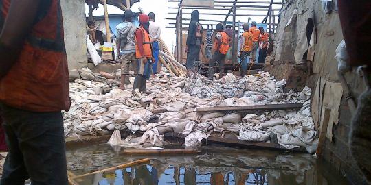 Tanggul jebol, ratusan rumah di Solo terancam banjir | merdeka.com