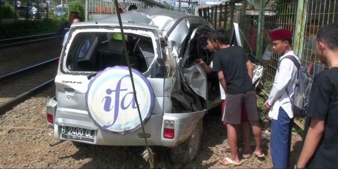 Mendadak mogok di rel, mobil Taruna ringsek dihajar kereta | merdeka.com