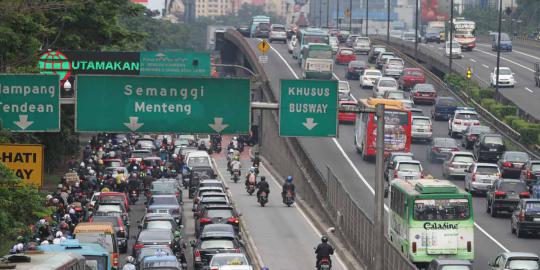 Polisi: 70 Titik macet kepung Jakarta | merdeka.com