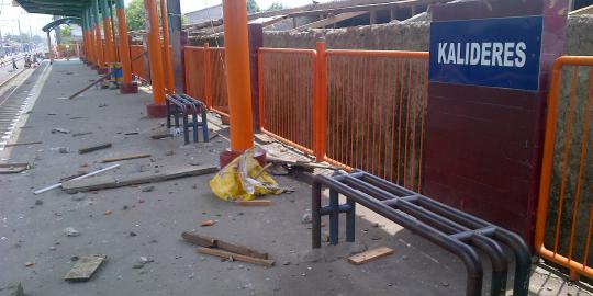 Penertiban pedagang di Stasiun Kalideres ricuh | merdeka.com