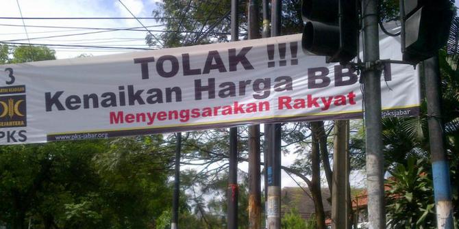 Spanduk PKS tolak kenaikan BBM marak di Bandung | merdeka.com