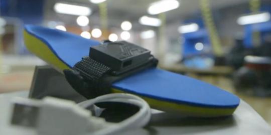 SolePower, sol sepatu ini dapat mengisi daya baterai ponsel