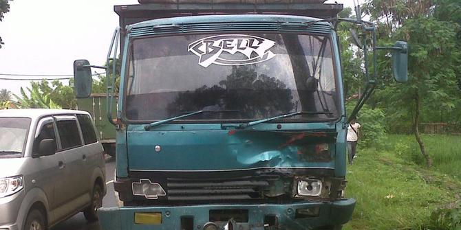 Truk tronton tabrak tiang listrik di Ciputat | merdeka.com Truk tronton tabrak tiang listrik di Ciputat | merdeka.com