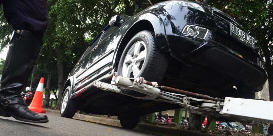 Parkir liar, ratusan kendaraan di Pasar Tanah Abang diangkut | merdeka.com