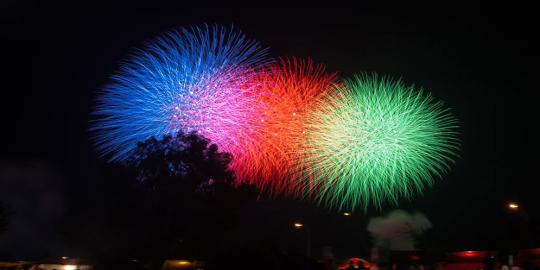 Mengenal bahan pencipta warna dalam sebuah kembang api | merdeka.com