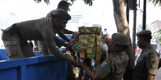 Taman sepi di Jakarta, bakal dijadikan pasar malam khusus PKL | merdeka.com Taman sepi di Jakarta, bakal dijadikan pasar malam khusus PKL | merdeka.com
