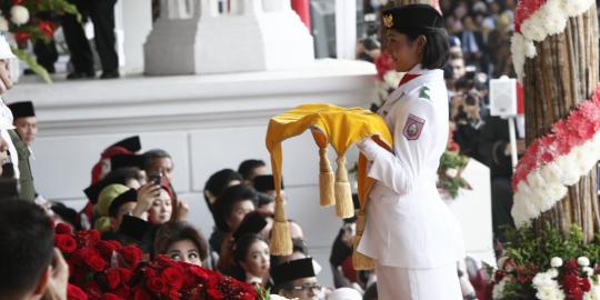 Retno jadi pembawa baki upacara penurunan bendera di Istana | merdeka.com