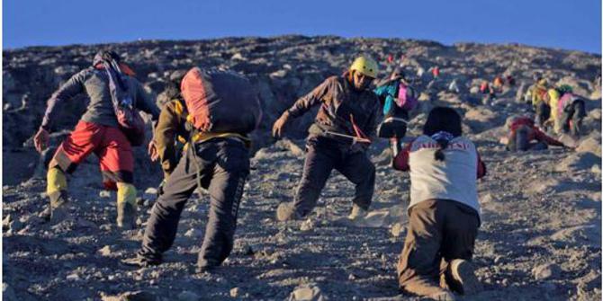 Wow, pria ini sukses mendaki Semeru dengan berjalan mundur! | merdeka.com