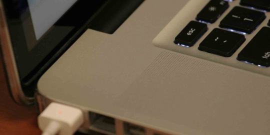 7 Cara ampuh bersihkan laptop kesayangan | merdeka.com