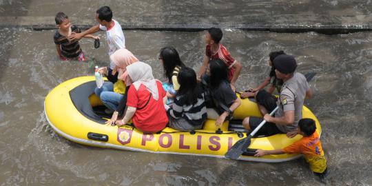 Banjir Jakarta, 7 tewas dan 10 ribu warga mengungsi | merdeka.com