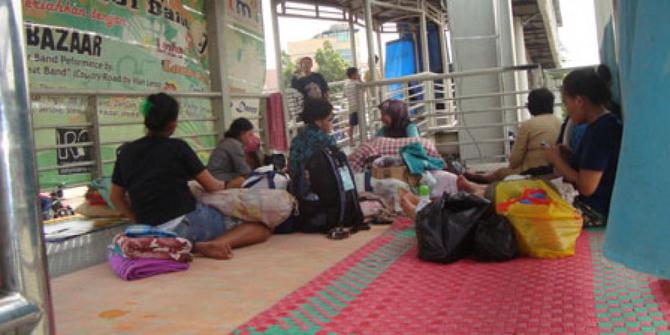 Kali Angke meluap, halte Transjakarta jadi tempat pengungsian | merdeka.com