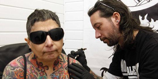 Perempuan buta habiskan 416 jam buat tato di sekujur badan | merdeka.com