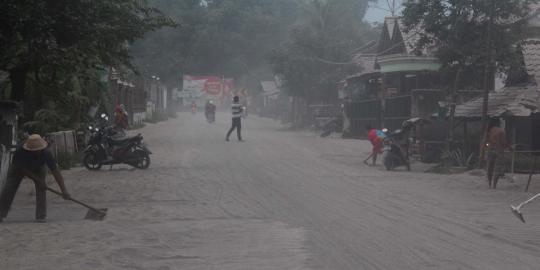 Hujan abu Gunung Kelud, jarak pandang di Pujon cuma 20 meter | merdeka.com