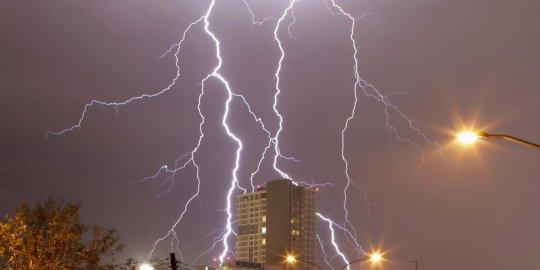 Halilintar menggelegar di langit Jakarta | merdeka.com