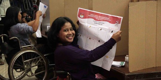 KPU sediakan alat bantu bagi disabilitas di TPS | merdeka.com KPU sediakan alat bantu bagi disabilitas di TPS | merdeka.com