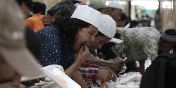 Rutan Kolaka adakan buka puasa bersama dengan napi | merdeka.com Rutan Kolaka adakan buka puasa bersama dengan napi | merdeka.com