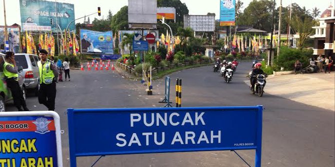 Jelang malam, Jalur Puncak diberlakukan satu arah | merdeka.com