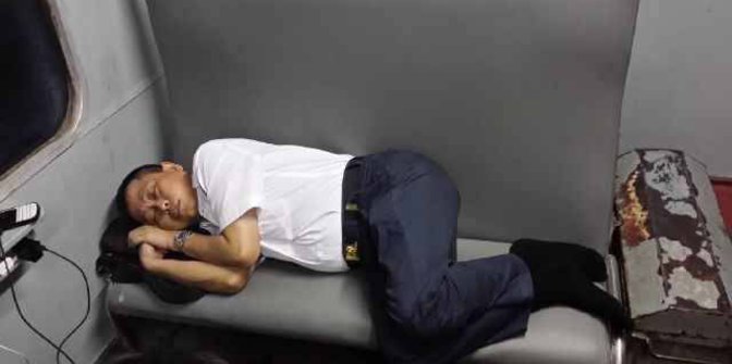 Ini foto Dirut PT KA Ignatius Jonan tidur di gerbong KA ekonomi | merdeka.com