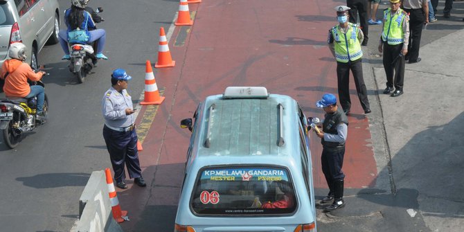 Biang kemacetan, ratusan angkot di Kampung Melayu ditilang | merdeka.com Biang kemacetan, ratusan angkot di Kampung Melayu ditilang | merdeka.com