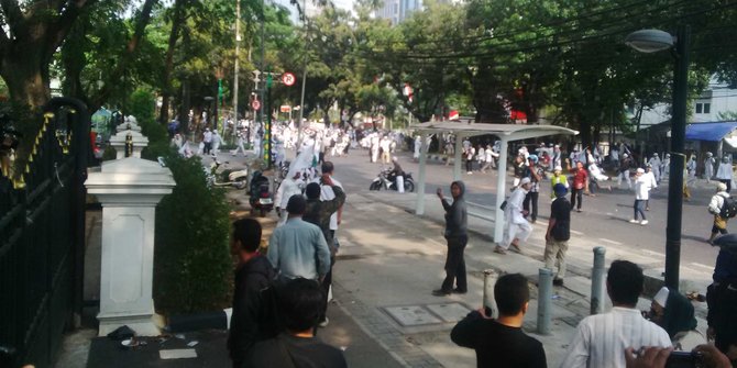 Ini kronologi demo FPI ricuh sampai lempar batu ke kantor Ahok ...