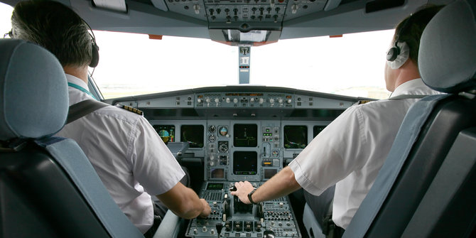 Pilot lulusan STPI Curug pilih berkarir di Garuda Indonesia | merdeka.com