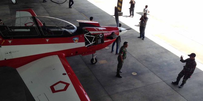 6 Pesawat Jupiter tiba di Yogya, keluarga berlarian memeluk pilot ...