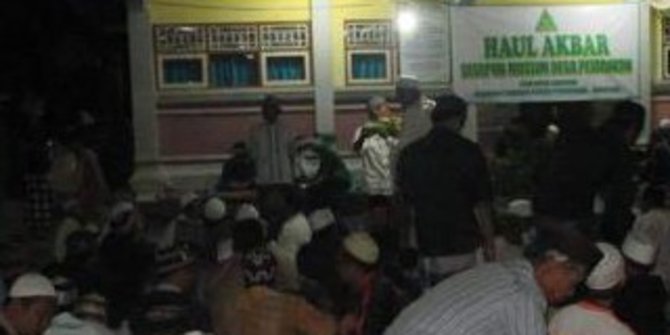 Jelang sahur, umat Muslim di Buleleng gelar ruwatan desa | merdeka.com