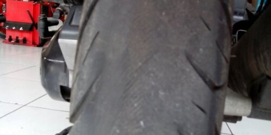 4 Alasan mengapa ban motor tiba-tiba kempes | merdeka.com