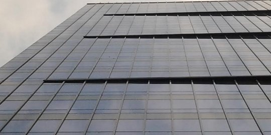 Benda diduga peluru di MNC tower besi berlapis karet | merdeka.com Benda diduga peluru di MNC tower besi berlapis karet | merdeka.com