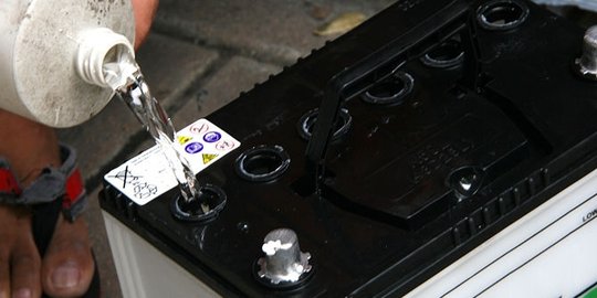 5 Penyebab aki mobil jadi rusak prematur | merdeka.com