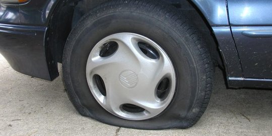 Tekanan angin terlalu tinggi bikin ban mobil cepat meletus? | merdeka.com