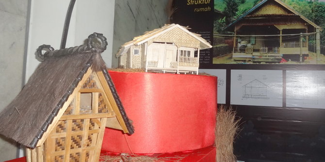 Lihat pameran miniatur rumah adat yuk di Monpera Bandung | merdeka.com
