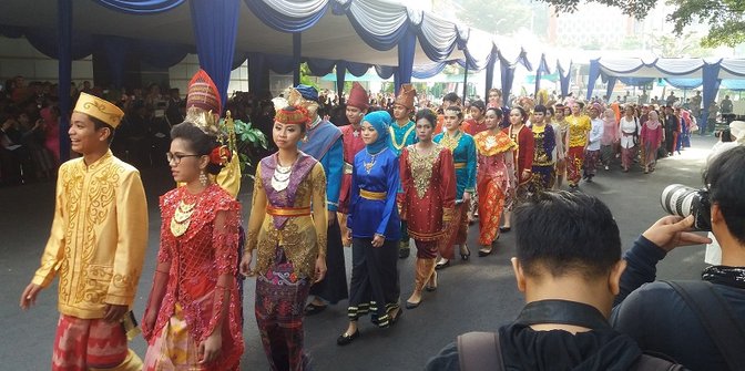 Peringatan Hardiknas Di Kemendikbud Diwarnai Pakaian Adat