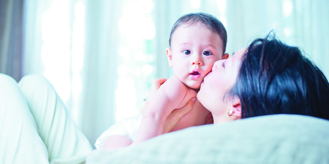 Benarkah bayi selalu meniru gerakan orang dewasa? | merdeka.com