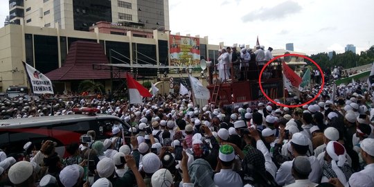 Tulisan Arab di bendera merah putih milik FPI bikin keki | merdeka.com