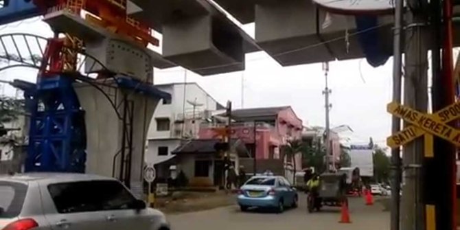 Pembangunan rel layang di Medan, ada beton menggantung di atas jalan ...