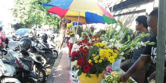 Cerita tradisi nyekar oleh umat muslim di Bali jelang Ramadan | merdeka.com