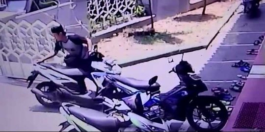 Pencurian motor di masjid di Bekasi terekam CCTV, begini aksinya | merdeka.com